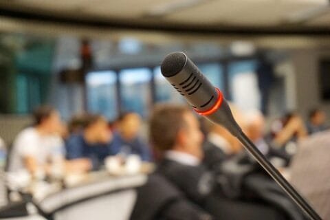 Interpreter Simultan vs Interpreter Konsekutif, Apa Bedanya ...